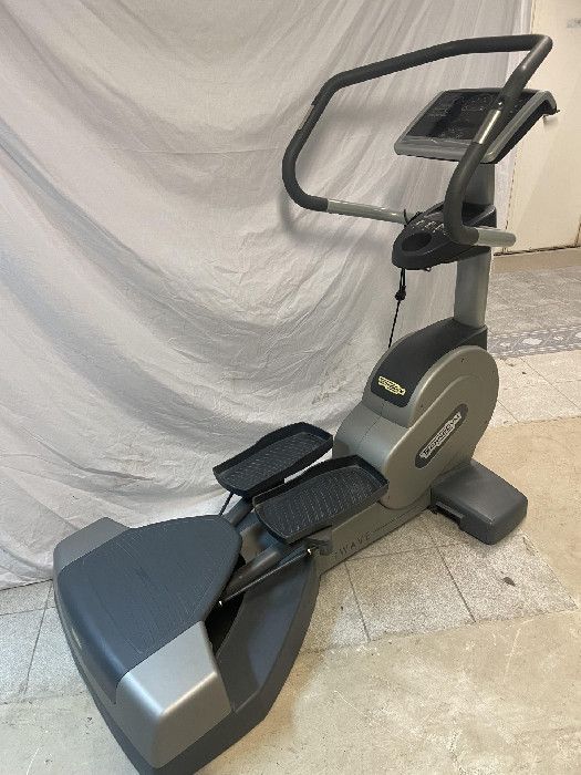 TECHNOGYM EXCITE 700 CARDIO WAVE - Korcsolyázó Gép 300.000 Ft :: EDZŐGÉPEK